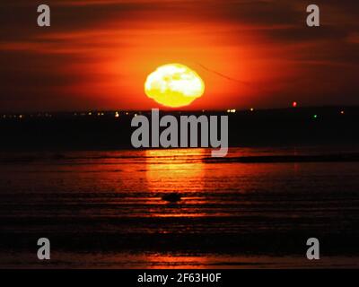 Warden Bay, Kent, UK. 29th March, 2021. UK Weather: the full super worm ...