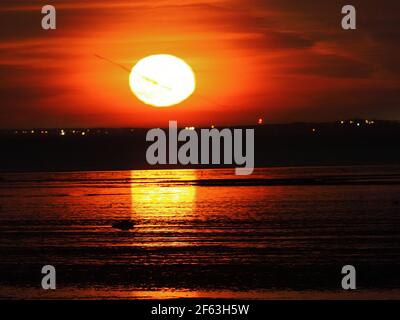 Warden Bay, Kent, UK. 29th March, 2021. UK Weather: the full super worm ...