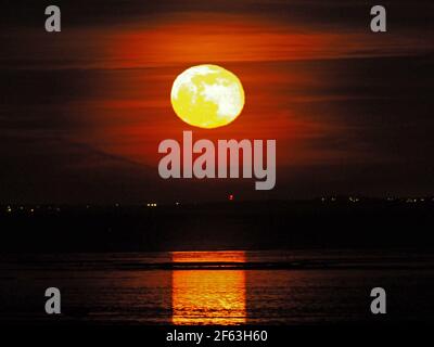 Warden Bay, Kent, UK. 29th March, 2021. UK Weather: the full super worm ...