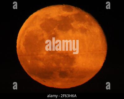 Warden Bay, Kent, UK. 29th March, 2021. UK Weather: the full super worm ...