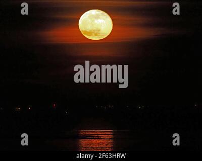 Warden Bay, Kent, UK. 29th March, 2021. UK Weather: the full super worm ...