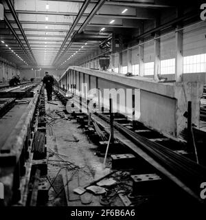 String concrete in true. Manufacture of concrete beams Stock Photo - Alamy
