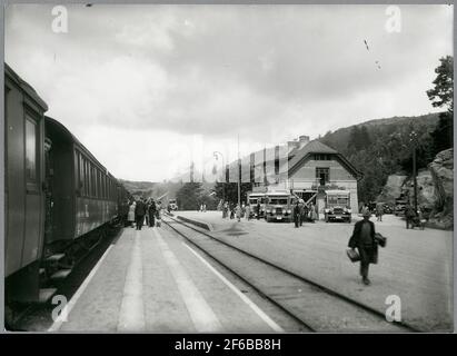 Three buses outside Dingle Station. State Railways, SJ Stock Photo - Alamy