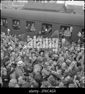 Relatives in anticipation of the arrival of the returning refugees ...
