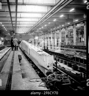String concrete in true. Manufacture of concrete beams Stock Photo - Alamy