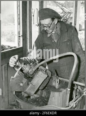 Grinders Nils at work at grinding machine Stock Photo - Alamy