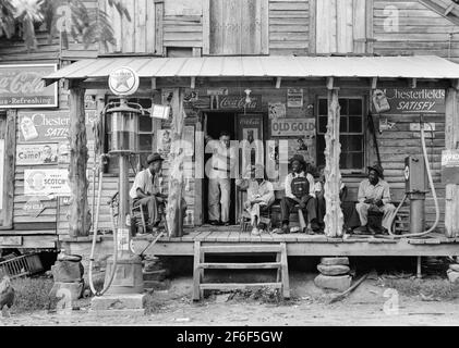 Country store on dirt road. Sunday afternoon Stock Photo - Alamy