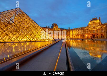 Louvre Pyramid reflecting Stock Photo - Alamy