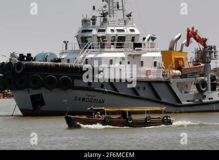 basra, Iraq - april 27, 2018: photo of boat in the river in basra city ...