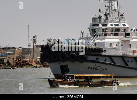 basra, Iraq - april 27, 2018: photo of boat in the river in basra city ...