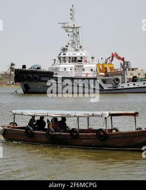 basra, Iraq - april 27, 2018: photo of boat in the river in basra city ...