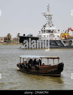 basra, Iraq - april 27, 2018: photo of boat in the river in basra city ...