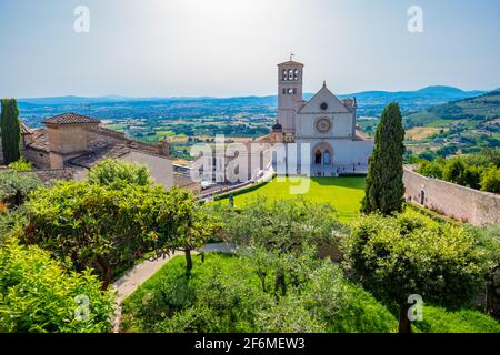 Tourists visit the famous Basilica of Saint Francis of Assisi in Umbria ...