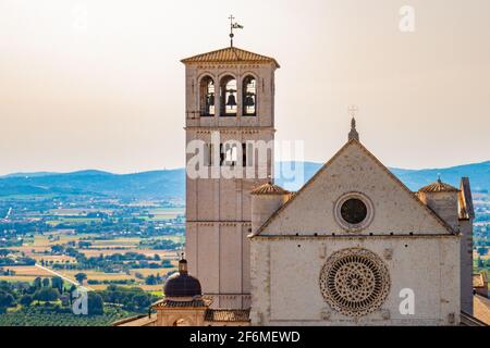 Tourists visit the famous Basilica of Saint Francis of Assisi in Umbria ...