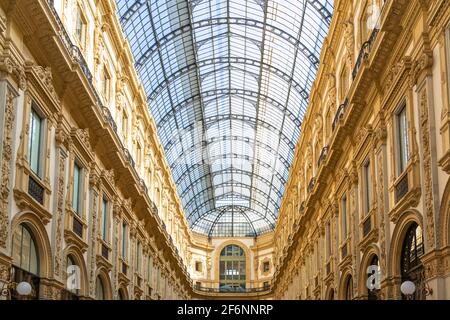 Amazing interior architecture inside Gallery Vittorio Emanuele II ...