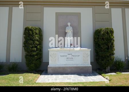 Bette Davis in Los Angeles CA in 1981 Stock Photo - Alamy
