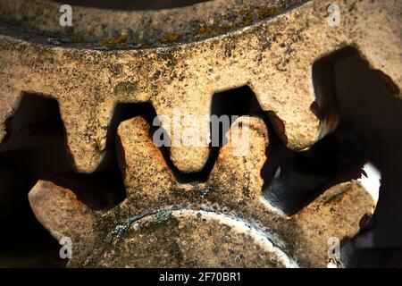 Gear system for regulating and controlling a weir at the mouth of the ...
