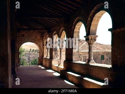 PORTICO ROMANICO - FOTO AÑOS 70. Location: IGLESIA DEL SALVADOR ...