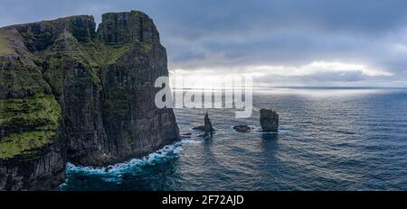 Risin & Kellingin , Risin og Kellingin (The Giant & The Witch/Hag) sea ...