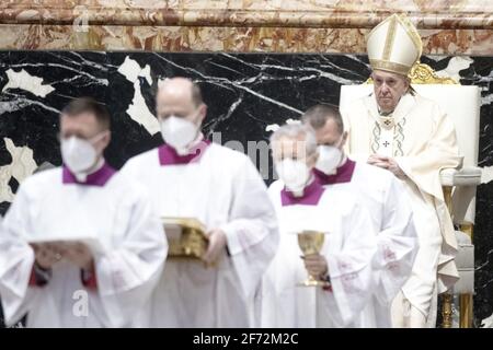 Pope Francis celebrates Easter Mass on April 04, 2021 at St. Peter's ...
