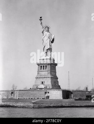 Statue of Liberty, left hand carries tabula ansata inscribed in Roman ...