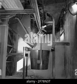 Filling the cable trolley Stock Photo - Alamy