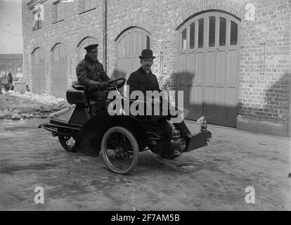 Automobile outside Gustaf LM Ericsson's automobil factory. "Dürkopp ...