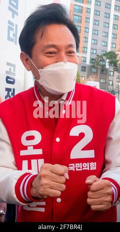 Seoul mayoral candidate Oh Se-hoon, center, of the main opposition ...