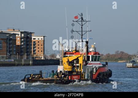 Tug MTS VALIANT heading down the River Thames in London Stock Photo - Alamy