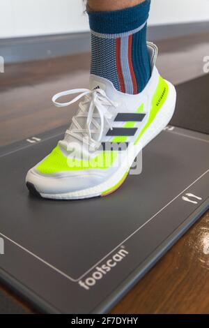 Footscan dynamic pressure mapping of the foot for gait analysis and ...