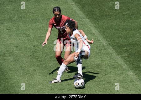 USC Trojans midfielder Croix Bethune (7) shoots against Washington State Cougars midfielder ...