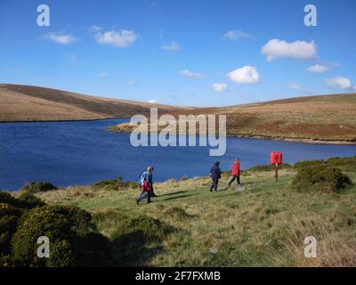 Walkers beside the Avon Dam reservoir, near South Brent, Dartmoor ...