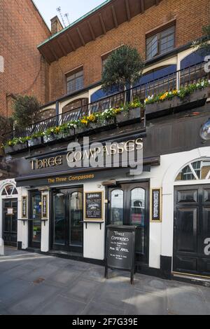 The Three Compasses pub and restaurant in Cowcross Street, Farringdon ...