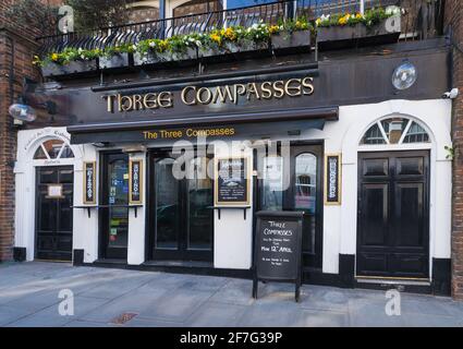 The Three Compasses pub and restaurant in Cowcross Street, Farringdon ...