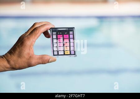 Measurement of pH and chlorine in swimming pools Stock Photo - Alamy