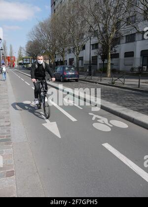 The new cycle paths in Paris are very busy Stock Photo - Alamy