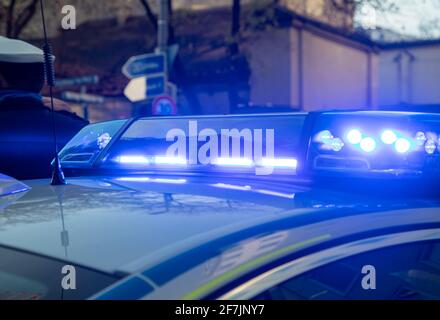 Polizeiwagen mit Blaulicht im Einsatz. -- Police car with bluelight in ...