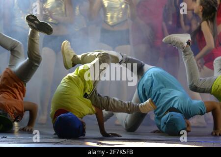 Boy dancing breakdance in frozen child position. Baby freeze breakdance ...