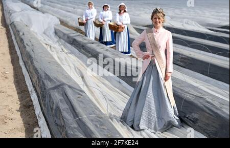 08 April 2021, Brandenburg, Zauchwitz: Asparagus queen Gina-Luise ...