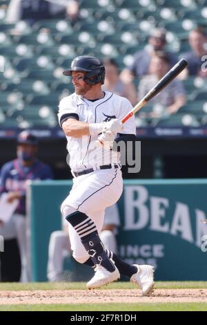 Detroit Tigers' Robbie Grossman (8) bats against the Chicago White Sox ...
