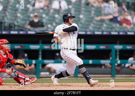 Detroit Tigers' Robbie Grossman (8) bats against the Chicago White Sox ...