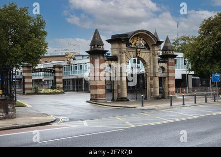 The main entrance to Portsmouth Naval base and dockyard, Trafalgar Gate ...