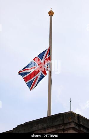 People in mourning in London after the death of Her Majesty Queen ...