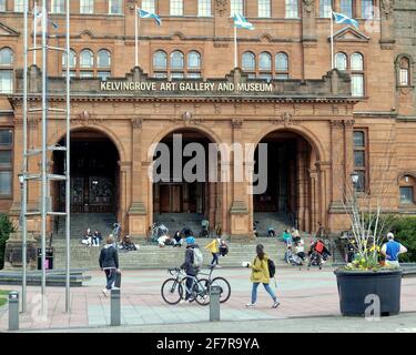 Glasgow, Scotland, UK. 9h April, 2024: Nisa Local on Hope Street Noughties pop icons the “cheeky ...