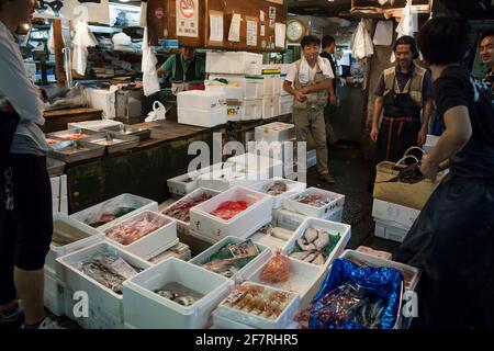 Fishmongers Japan, market seafood stall for fresh fish at Nishiki ...