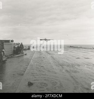 Hr.ms. Flying campschip Karel Doorman (2) (1948-1968), overview deck ...
