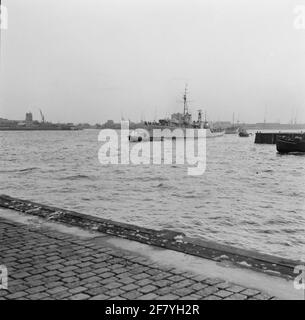 The British frigate HMS Redpole (F 69, 1943-1960) arrives in the port ...