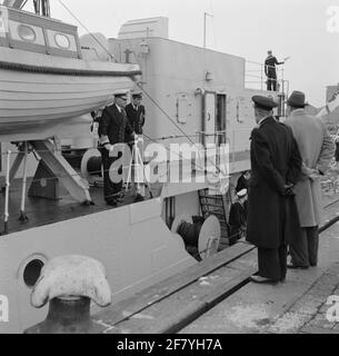 The British frigate HMS Redpole (F 69, 1943-1960) arrives in the port ...