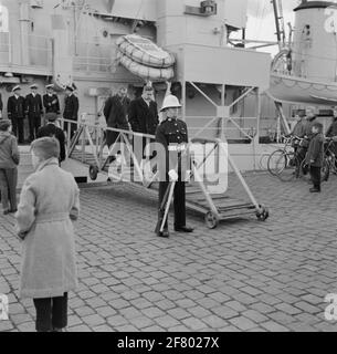 The British frigate HMS Redpole (F 69, 1943-1960) arrives in the port ...