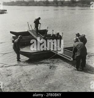 Bridgeschool in Hedel. Construction of a floating walkway Stock Photo ...